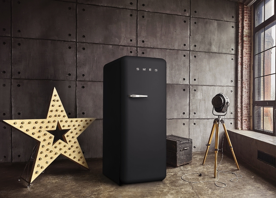 Une cuisine au total look noir Smeg