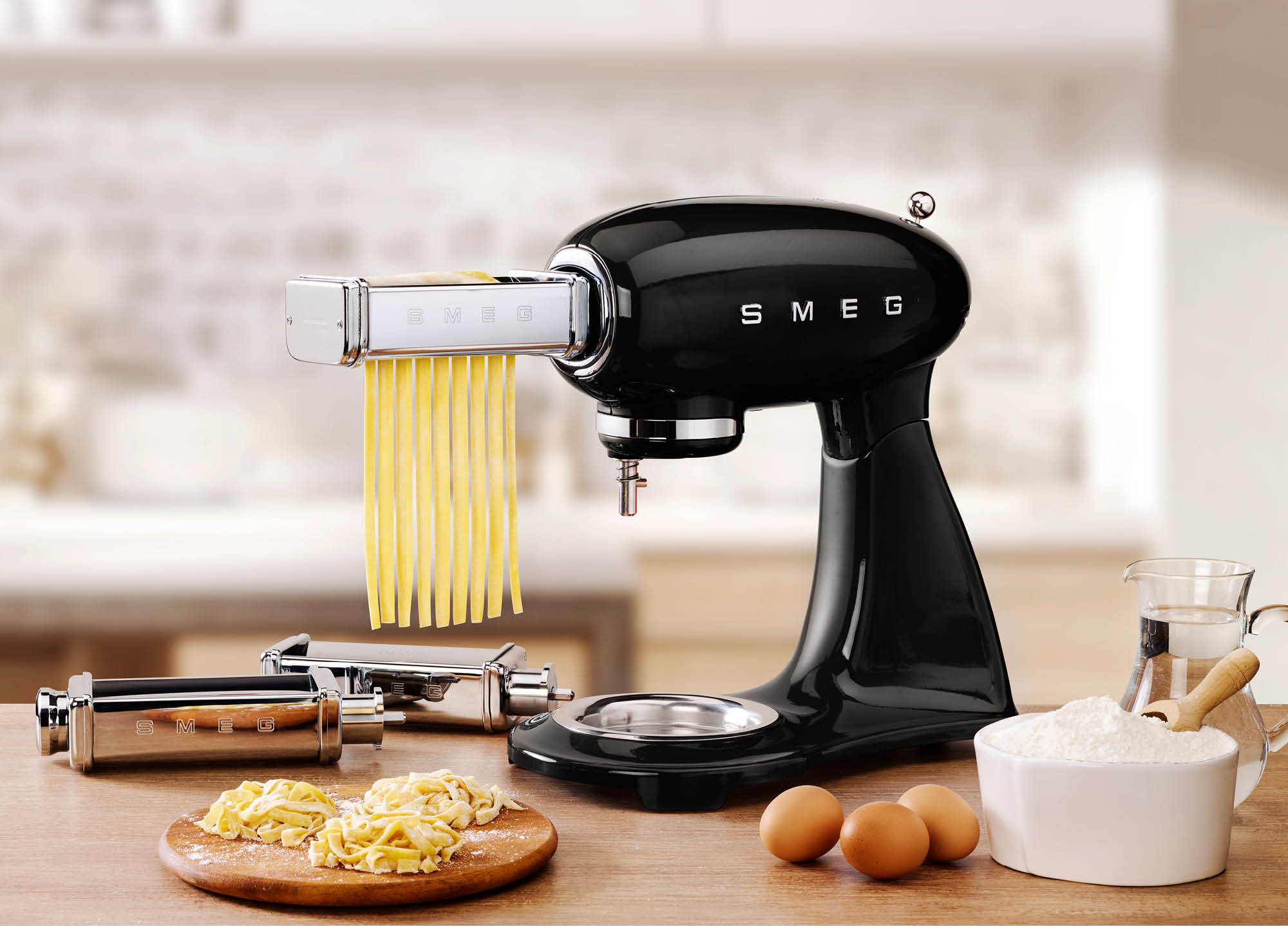 LA COLLECTION D'ACCESSOIRES DU ROBOT SUR SOCLE avec SMEG | Smeg France