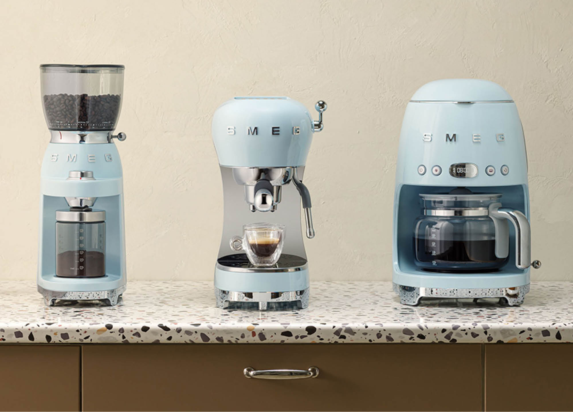 SMEG vous a concocté le guide parfait pour choisir l'appareil qui réchauffera le coeur de votre ...