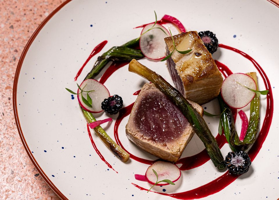 Thon grillé, mini poireaux, sauce fruits rouges et vinaigre balsamique ...