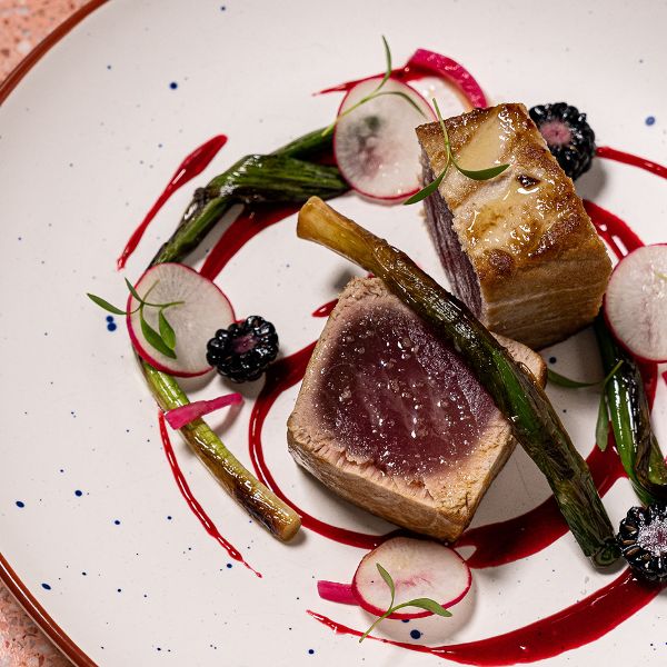 thon-grille-mini-poireaux-sauce-fruits-rouges-et-vinaigre-balsamique