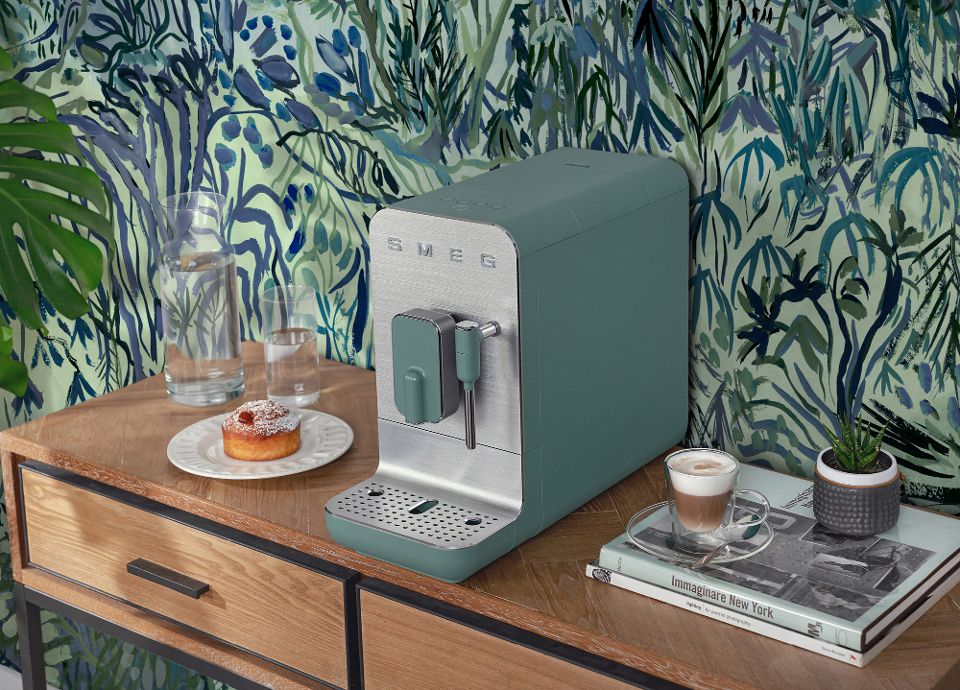 Les nouvelles couleurs des machines à café avec broyeur intégré avec Smeg