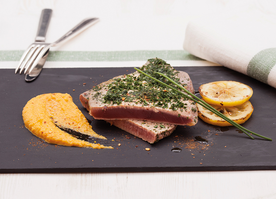 Tranci di tonno alle erbe con crema di lenticchie rosse |Cookware ...