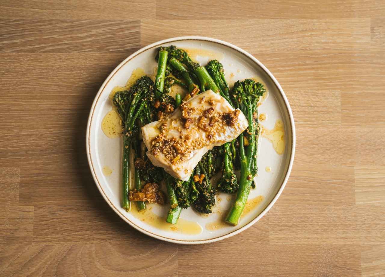 Smeg | Ångad torsk med misosmörstekt broccolini – Matlagning med Smeg