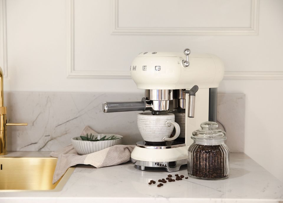 Smeg Espresso Machine White ECF01WHEU Semi-automatic | atelier-yuwa.ciao.jp