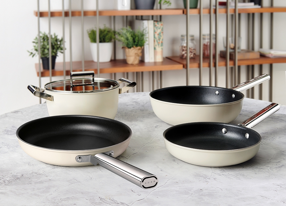 Smeg 50s Style Retro Cookware - Non stick | Smeg Singapore