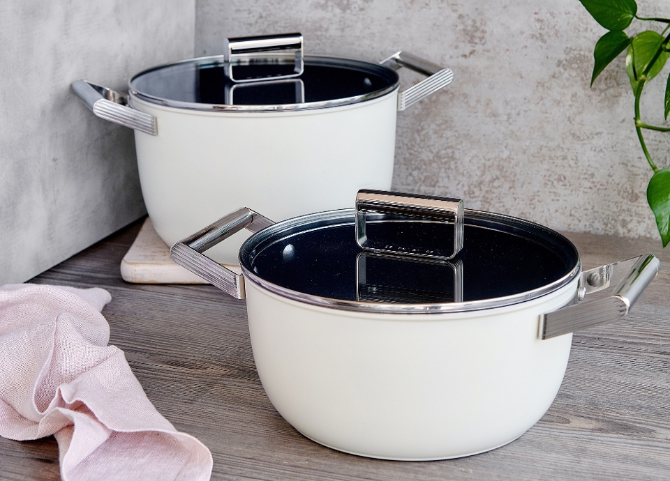 Cookware Red CKFC2611RDM | Smeg.com