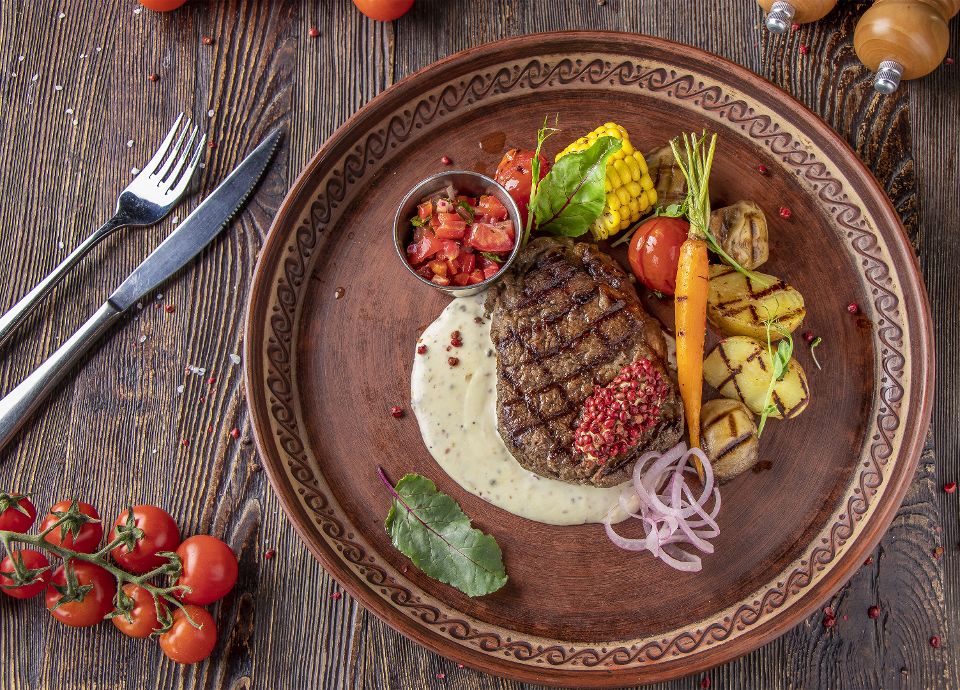 Roasted beef fillet with sautéed mushrooms and smitana sauce recipe| Smeg