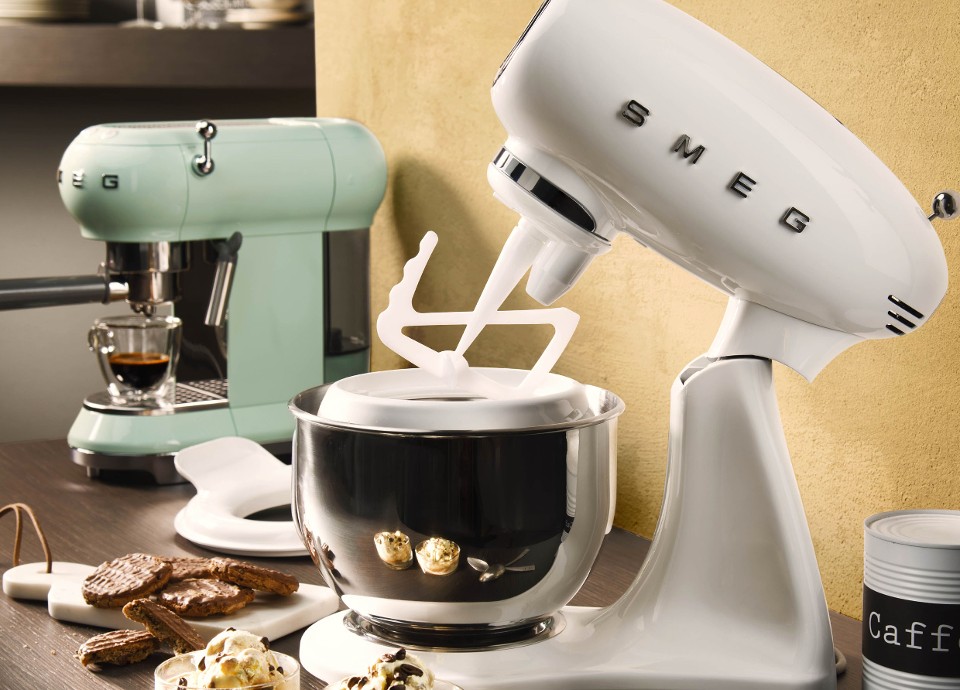 MAKE A STAND WITH NEW FULL COLOUR MIXERS | Smeg.com